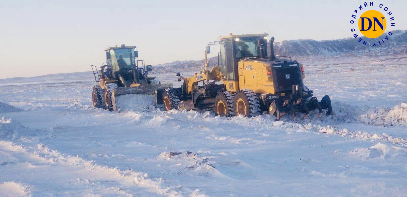 Зэвсэгт хүчний 100 гаруй алба хаагч 12 аймагт өвс тэжээл хүргэх зам гаргах үүрэг гүйцэтгэж