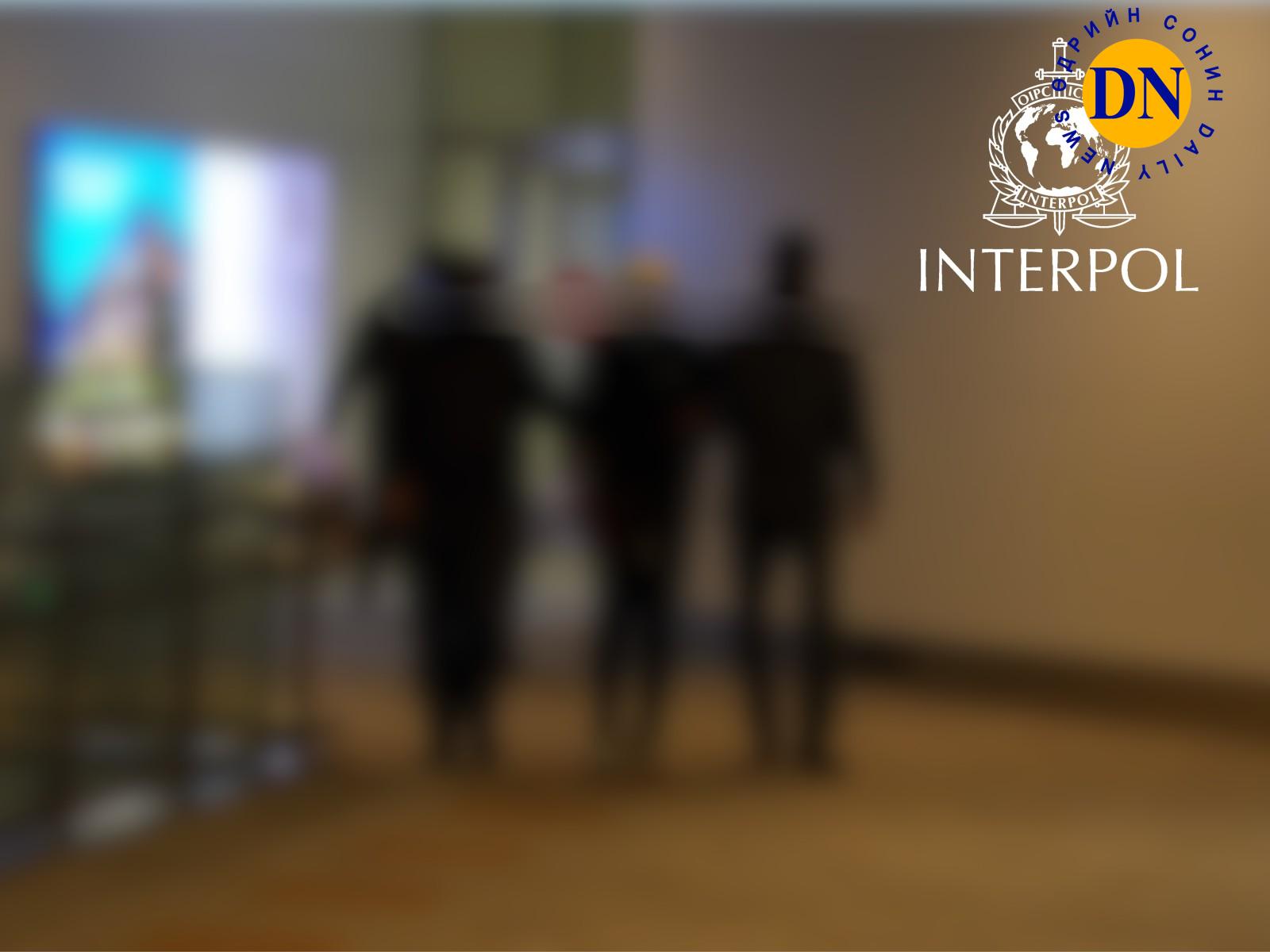 Дэлгүүрээс их хэмжээний үнэт эдлэл залилсан гэх хэрэгт шалгагдаж байхдаа оргон зайлсан этгээдийг ...