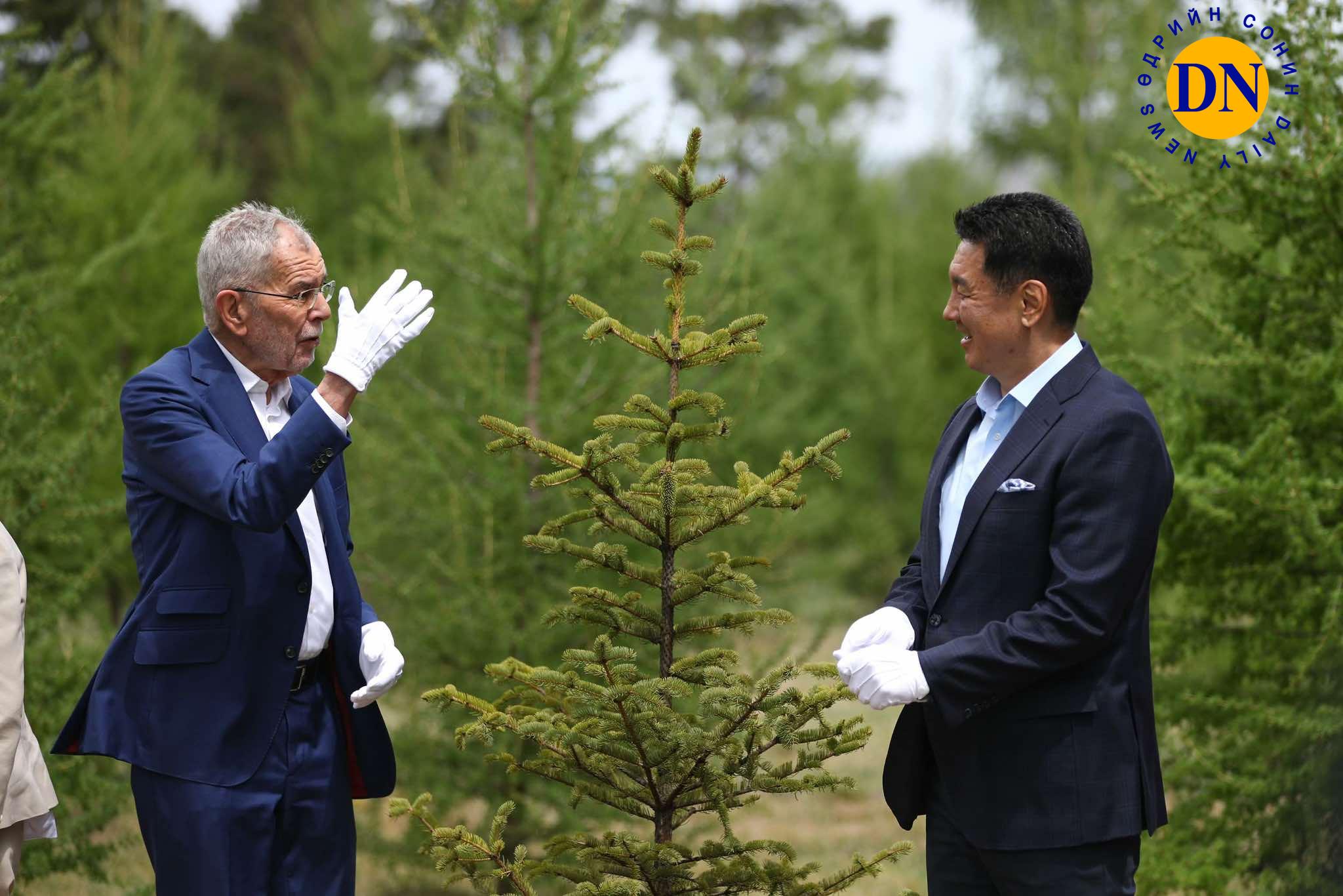 Австри Улсын Ерөнхийлөгч гэргийн хамт дурсгалын мод тарилаа